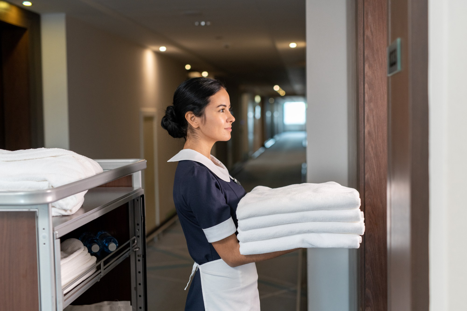 What Benefits Do Hotel Laundry Services Bring for Travelers?